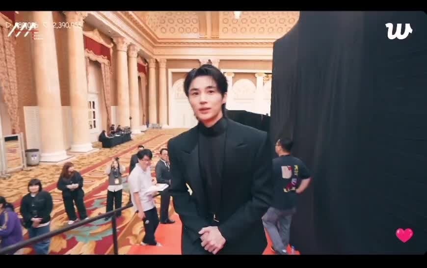 BYEON WOO SEOK Community Post - 배우님~ ️레드카펫입장 OST상 수상소감 ️ ️ ️ 배우님 TMI영상 ️수박을 먹었습니다~🍉🤭