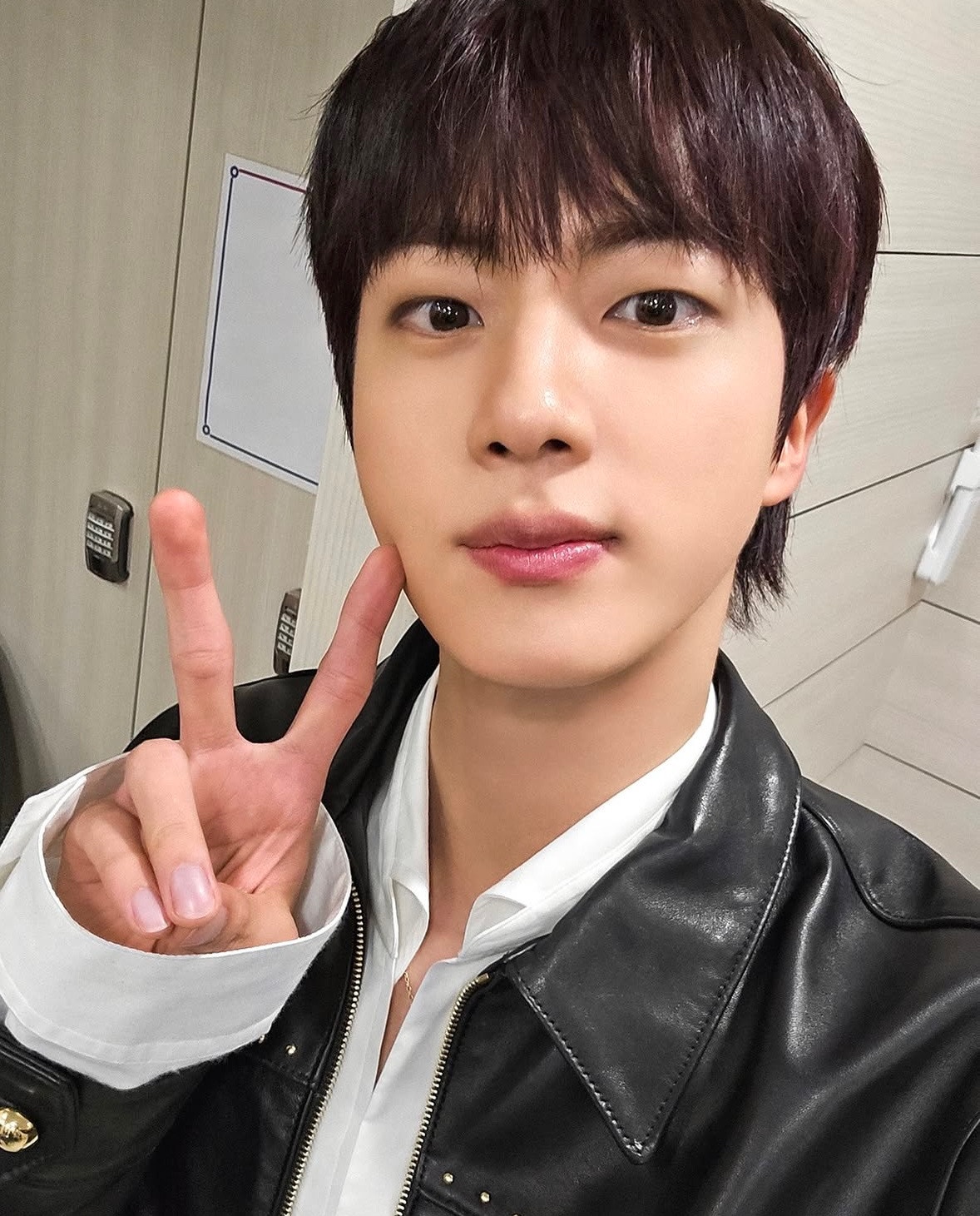 BTS Community Post - JINくん ️💚💙 안녕 🩷👦🏻📷😍💘 昨日で仕事納めだったけど 何かとやる事があってバタバタで 夕方になっちゃった🐹💌 JINくんは年末年始関係なく ...