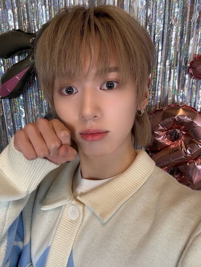 Dxmon Community Post ㅎㅎ 여러분 어제 12월 28일 제 생일이었는데욥😊😊 데뷔하고 첫 생일이었어요