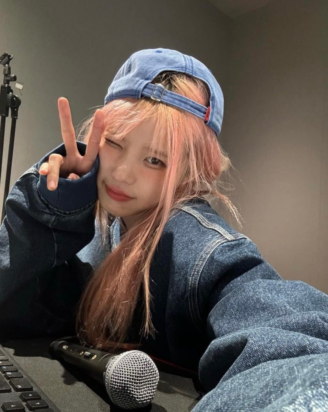 Fromis9 Community Post 하냥 저 청자켓 정보 아시는분 있으신가요