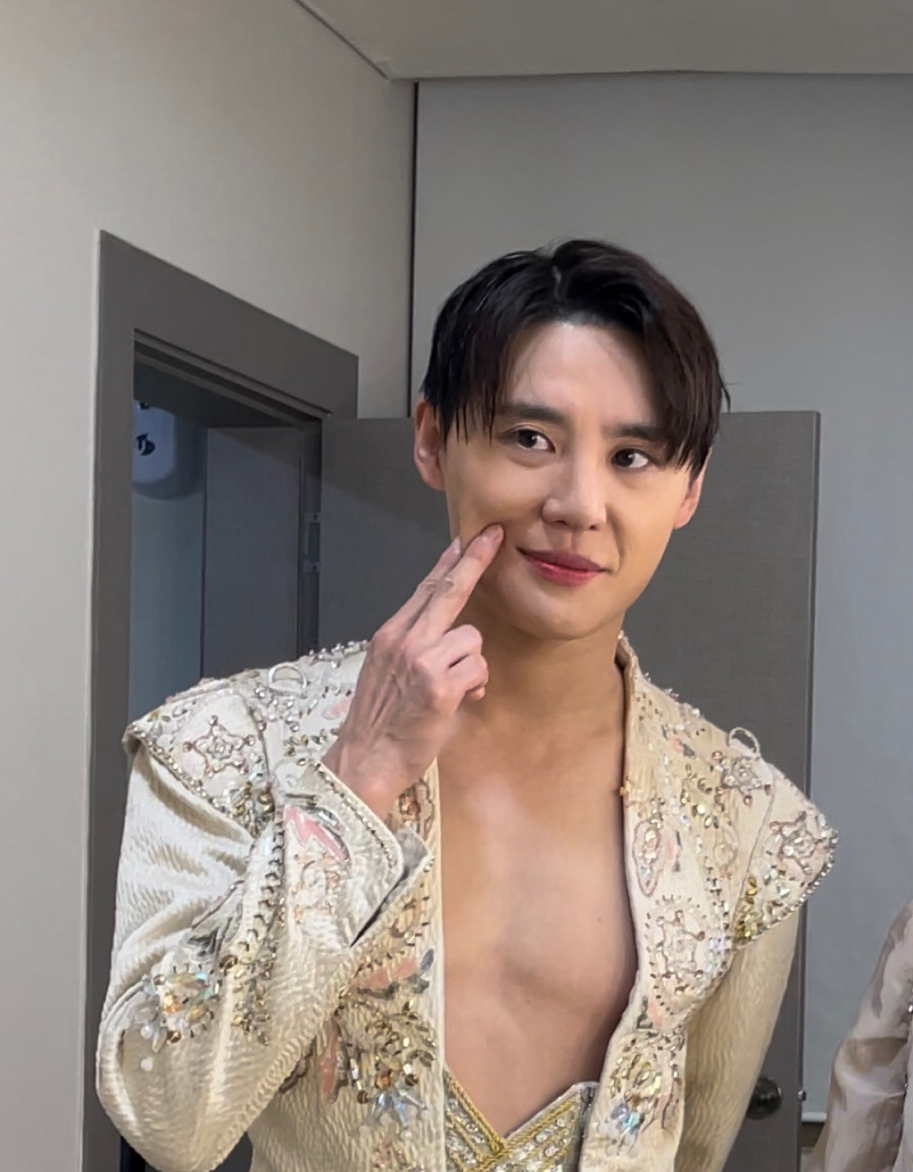 Kim Jun Su 커뮤니티 포스트 코코넛 여러분운 모찌피스 준쮸 함께 공유해요🥹🥹 너무 귀여워서 혼자만 보기 너무너무