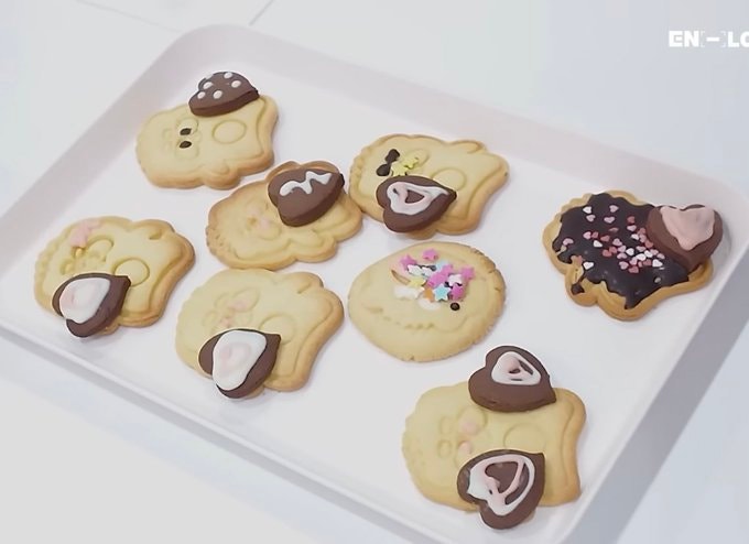 ENHYPEN Community Post - cookies and tiramisu cake made by sunoo😋😋you ...