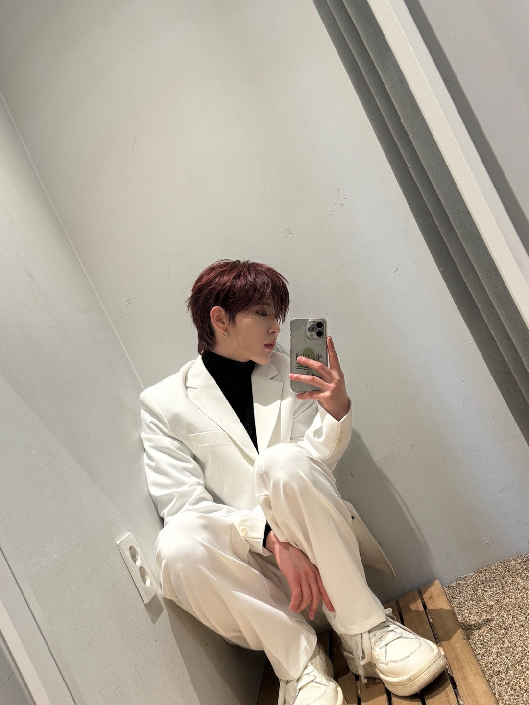 WHIB Community Post - 어떤 세상속에 우린 함께해🤍🖤 - HASEUNG