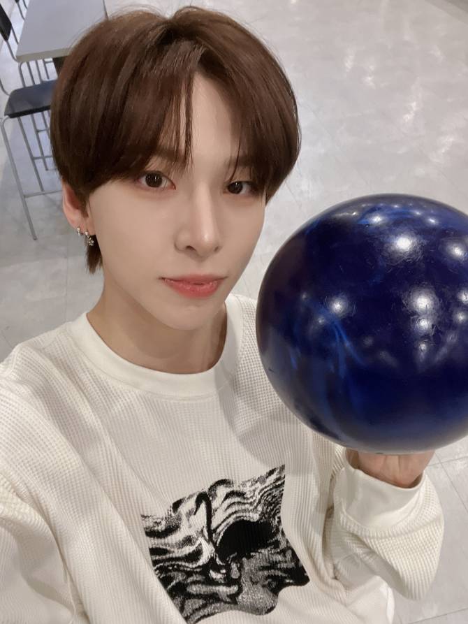 Ampersandone Community Post 나랑 팀해서 볼링 칠 앤디어 손 🙄 Jiho