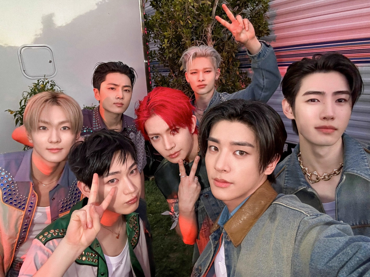 ENHYPEN Community Post - #Coachella_ENHYPEN #WEEK1기념가족사진 #고마워사랑해엔진 ...