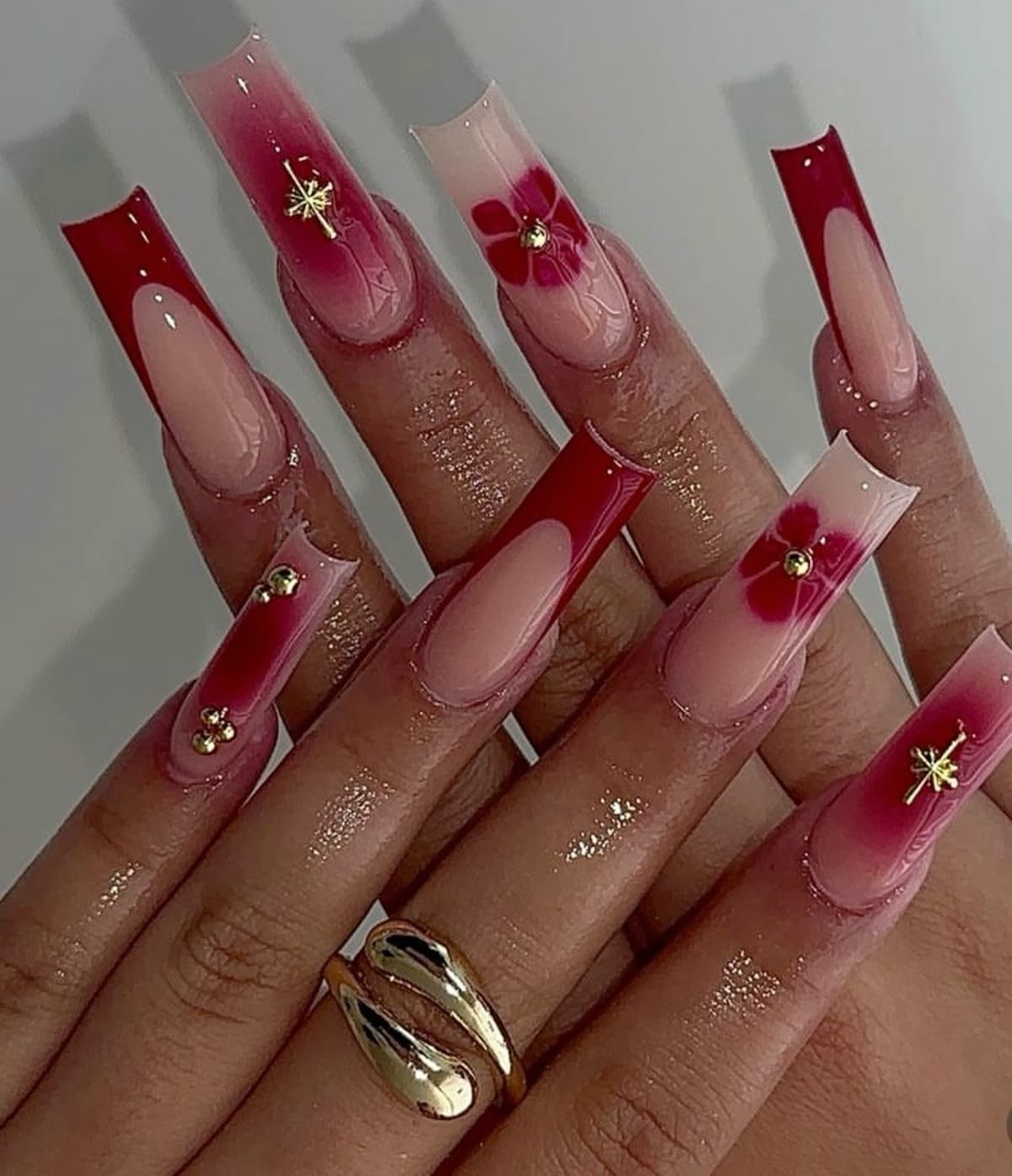 ILLIT Community Post - help me chose my new nails pls😭🩷