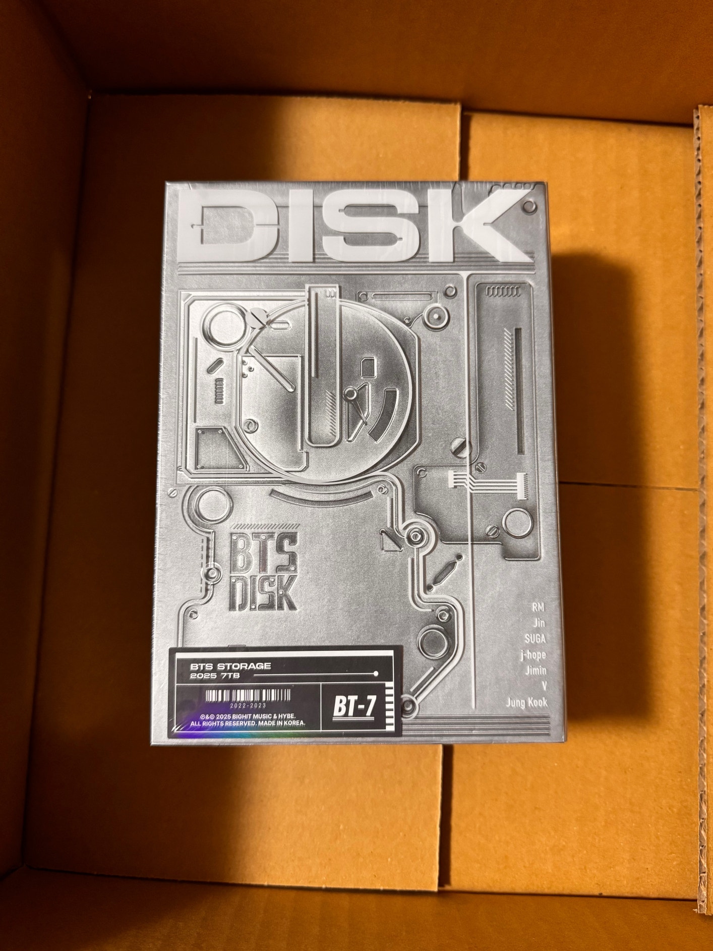 BTS Community Post - JINくん、こんばんは。 届いたよー！ まだもったいなくて開けられてないんだ。 JINくんを早く見たいけど、開けられないの。 私は軍白期にARMYに ...