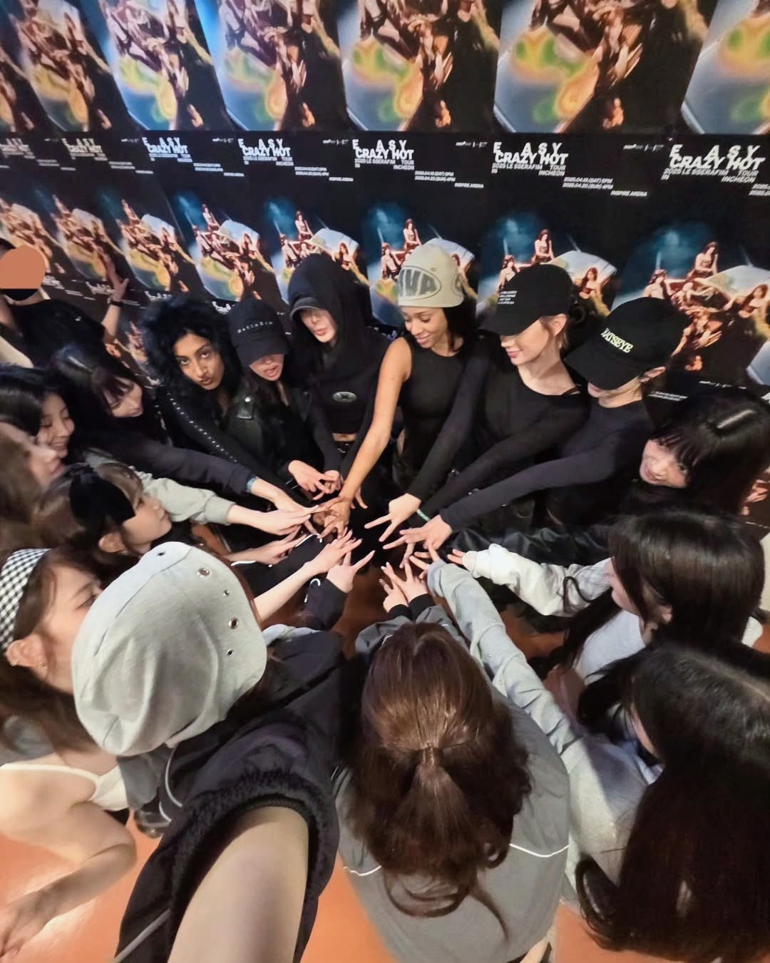 ILLIT Community Post - HYBE GIRLIES UNITED 💖💖💖💖💖 #ILLIT #LESSERAFIM #KATSEYE