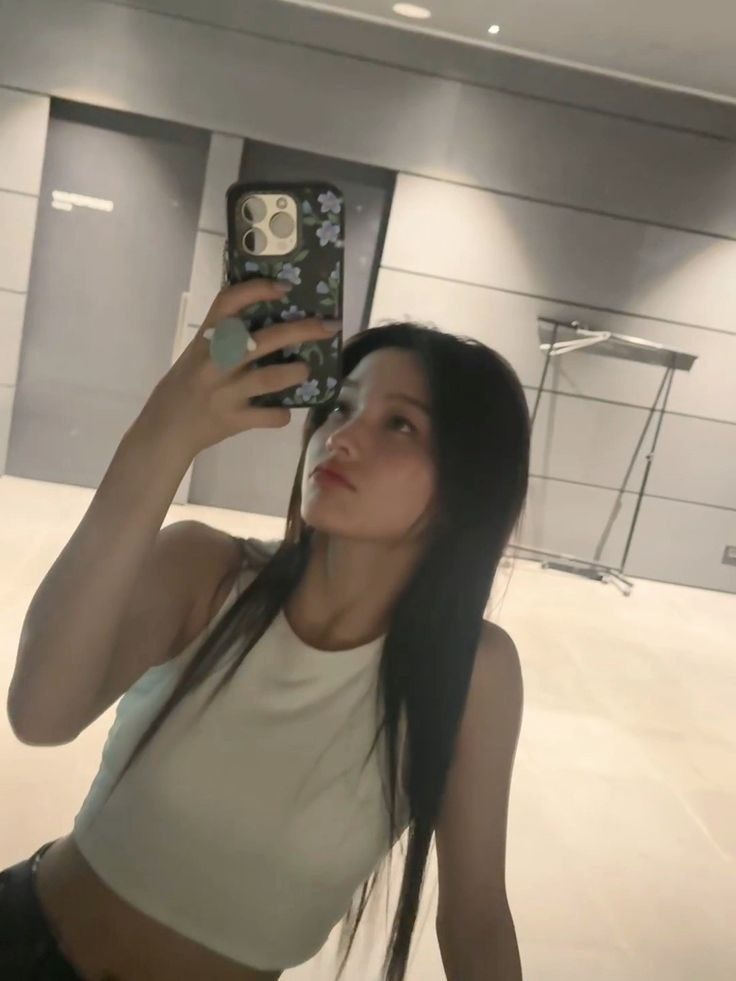 ILLIT Community Post - .・ ・゜・。. ᴅᴀɴᴄᴇ ᴍᴀᴄʜɪɴᴇ