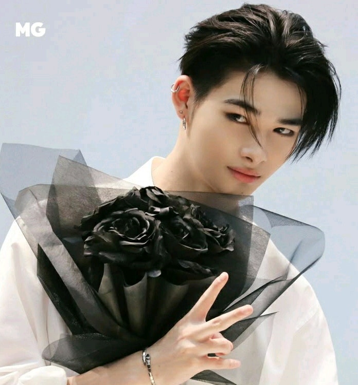 ENHYPEN Community Post - Black roses and a king's aura 🖤