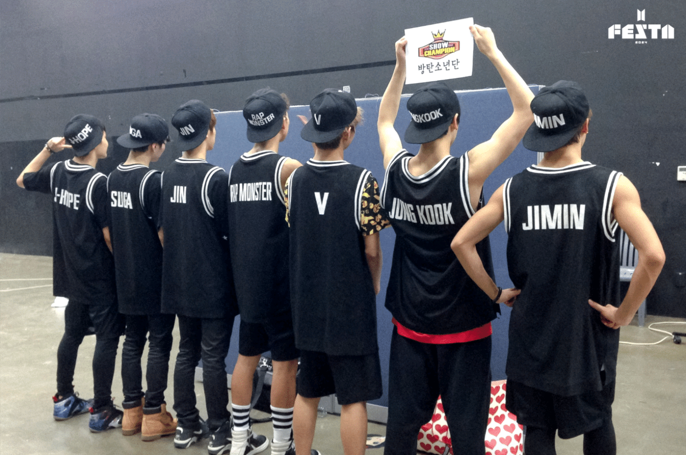 BTS Community Post - テテ🐻アンニョン 今日、日本は昭和の日で祝日🎌で、出掛ける予定もなかったから家でのんびり 日本のテレビ📺️で放送して見られてない 『1st JAPAN ...