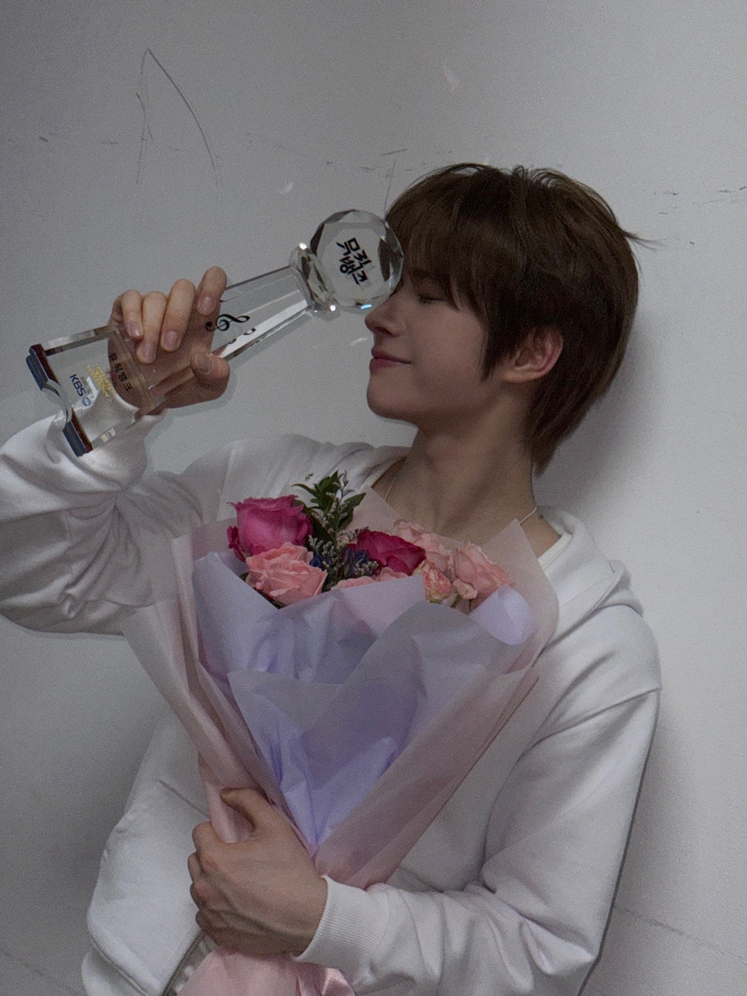 TWS Community Post - 42들 뮤뱅1위 고마워!!!!!! ️🧡💛 - KYUNGMIN