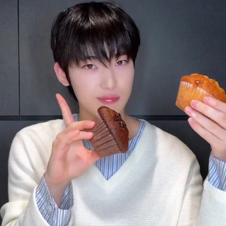 ENHYPEN Community Post - Today is my birthday and I want Sunoo's cakes ...