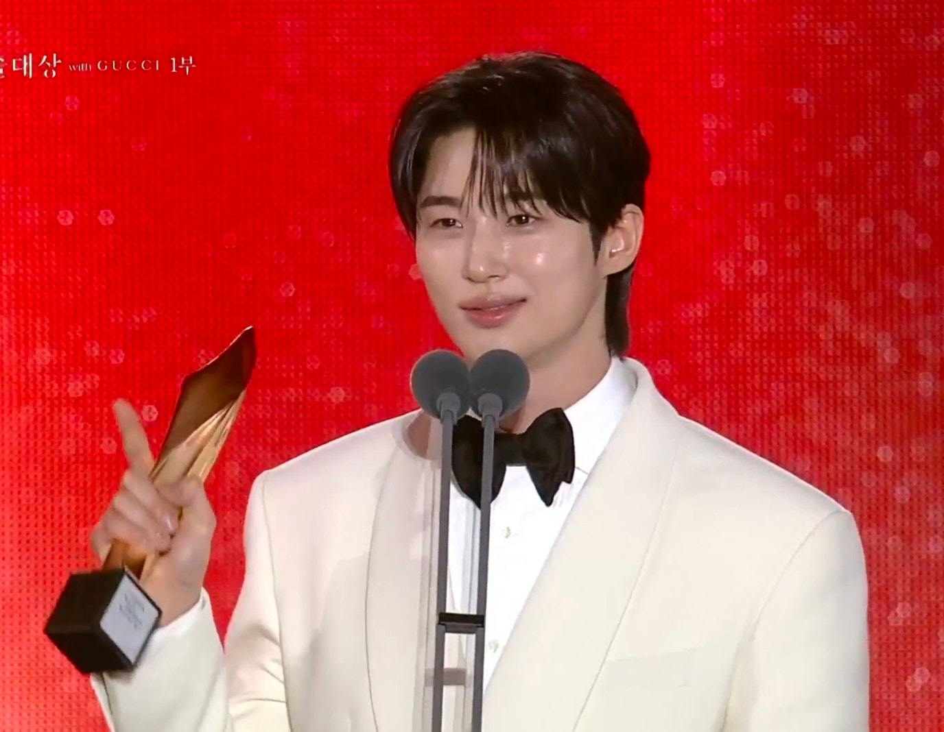 BYEON WOO SEOK 커뮤니티 포스트 - Congratulations sunjaeyaaa on winning the Baeksang Popularity award🎉🏆 ...