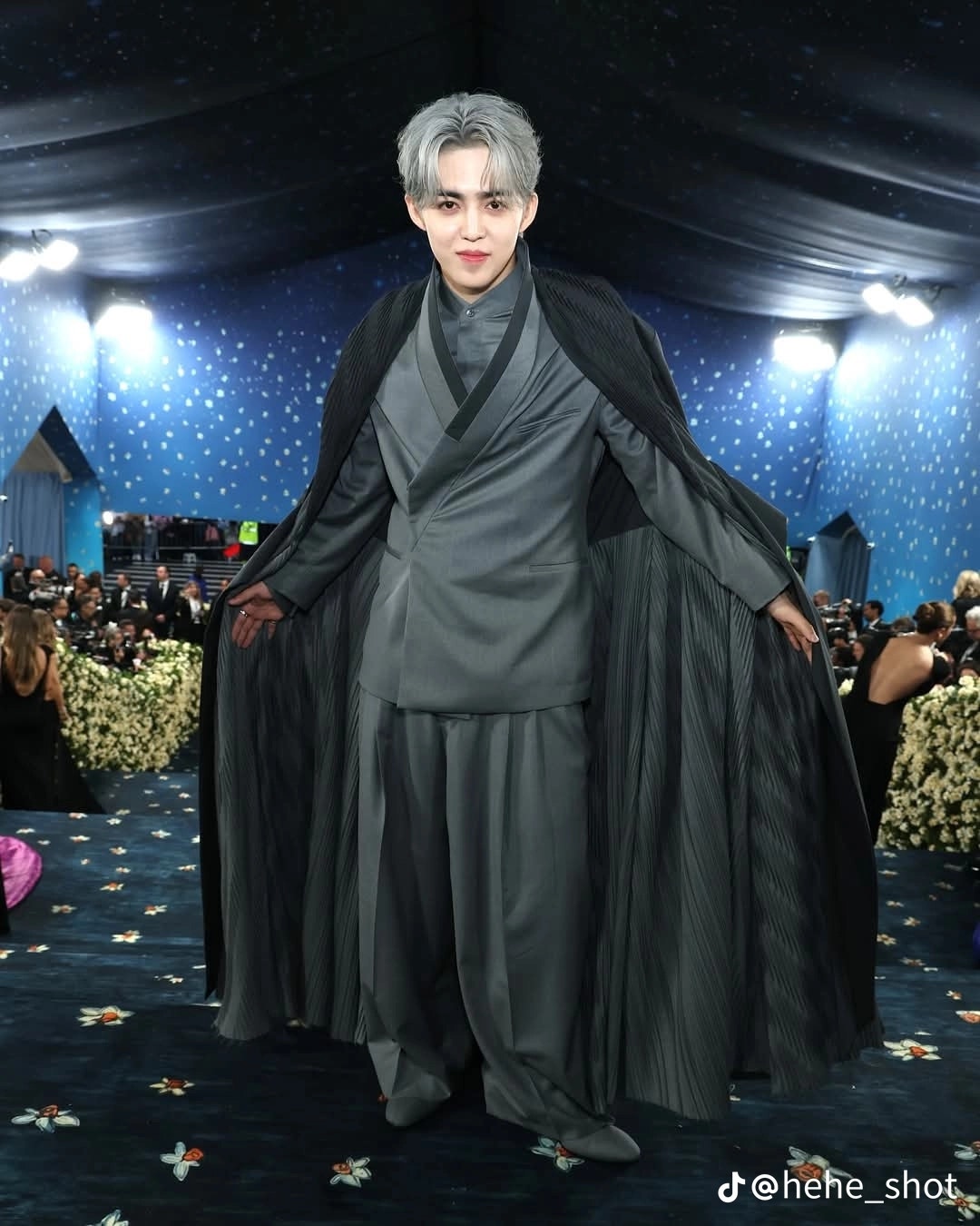 SEVENTEEN Community Post - I can't 😭😆 carats are busy fighting much ...