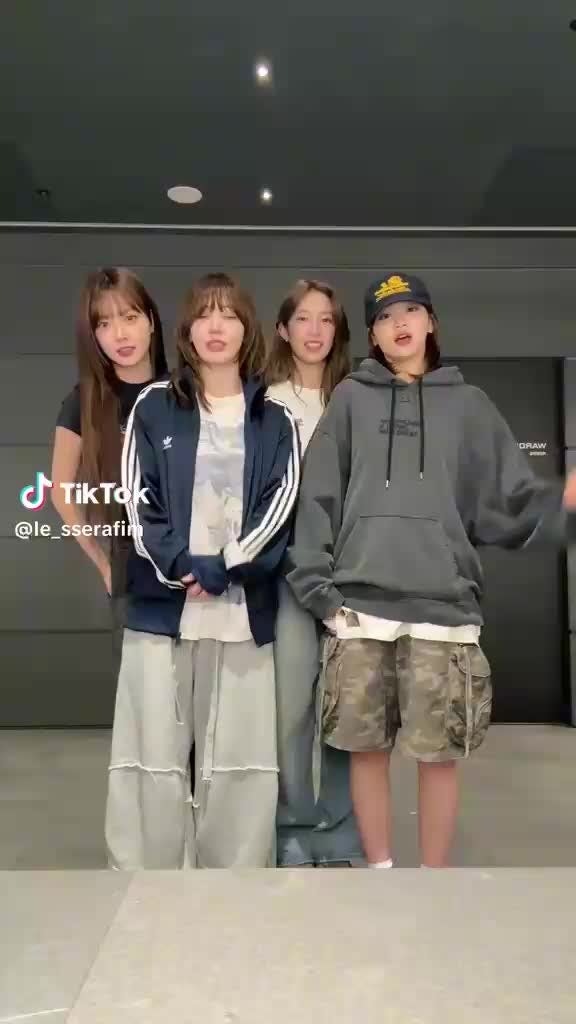 LE SSERAFIM Community Post - OMG!!