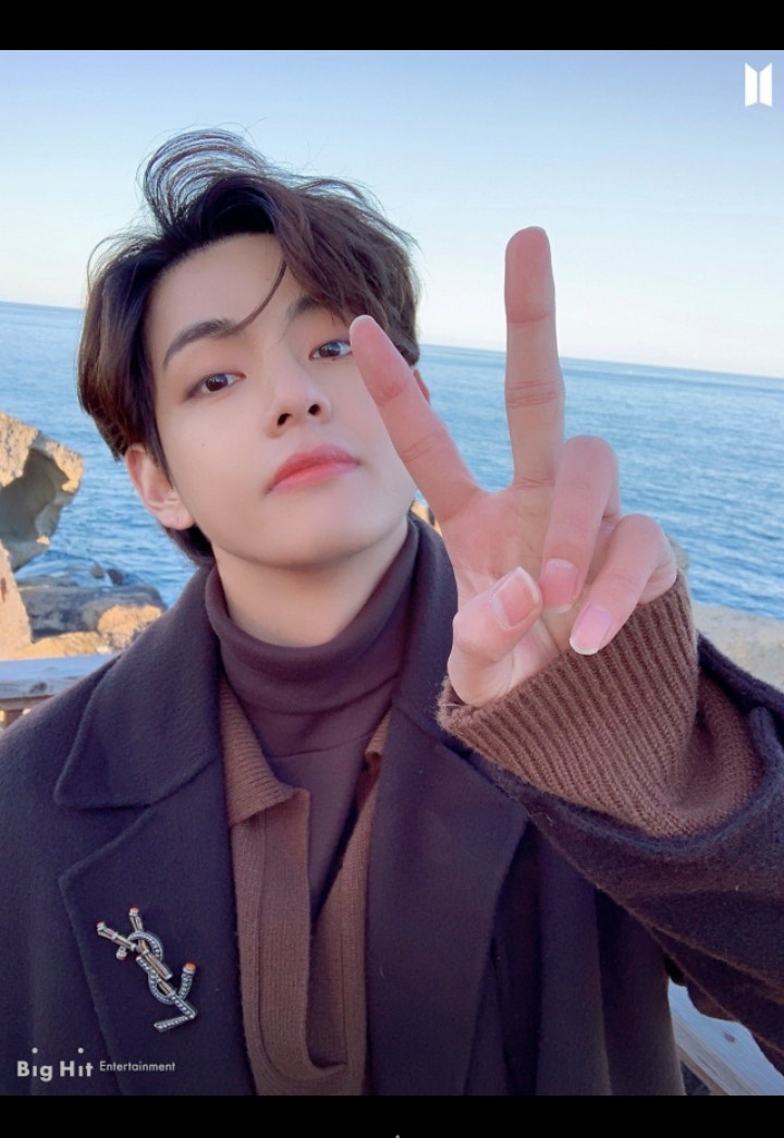 BTS Community Post - Hii, I'am V And I Love You Army's.🫰🏻 . . . #BTS #V #Thv #KimTaehyung.