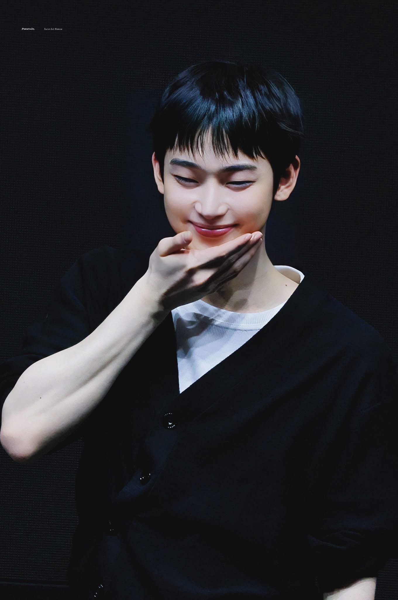 ENHYPEN Community Post - He is sooo cutee but man the hands oh my ...