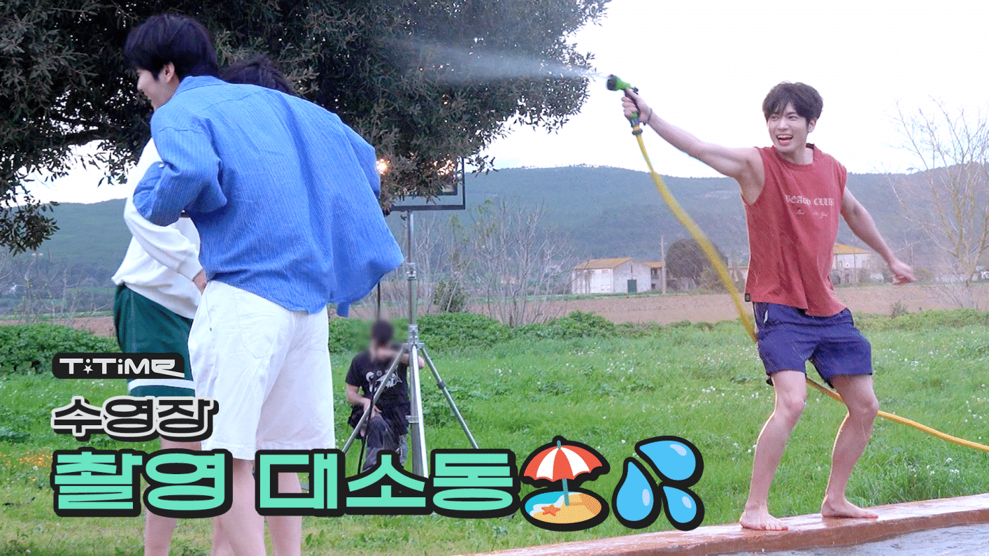 Weverse TOMORROW X TOGETHER Media - Frenzy at the swimming pool! 🦊🐧💦 ...