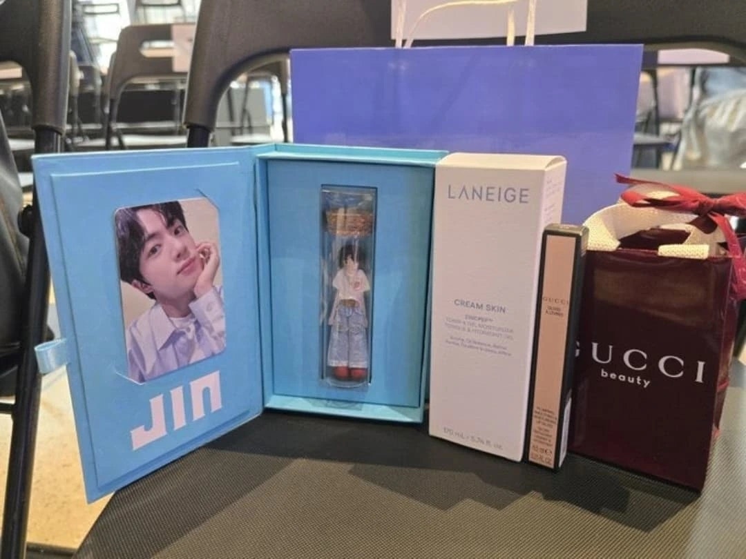 BTS Community Post - Wiuhh ada special, gift dari Jin untuk army buat DSYLM di Seongsu🥰🥰🔥🔥🤕🤕 ...