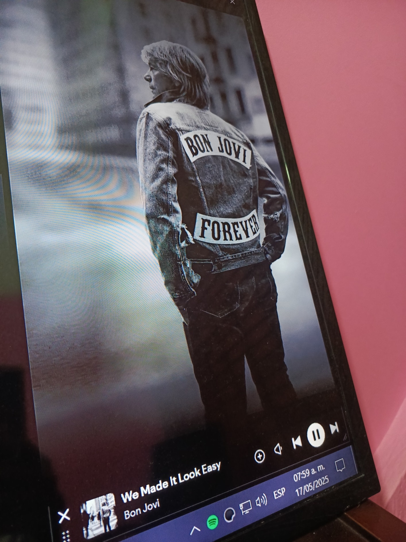 ENHYPEN Community Post - listening to some music at work