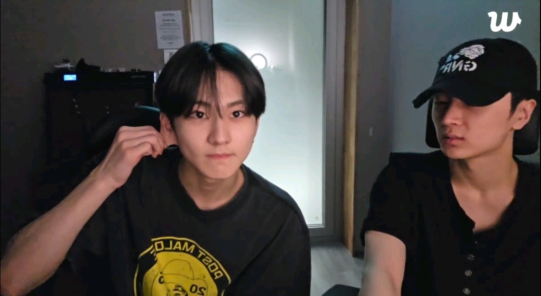 ENHYPEN Community Post - jaywon now live!!!but,jungwon oppa,do you ...