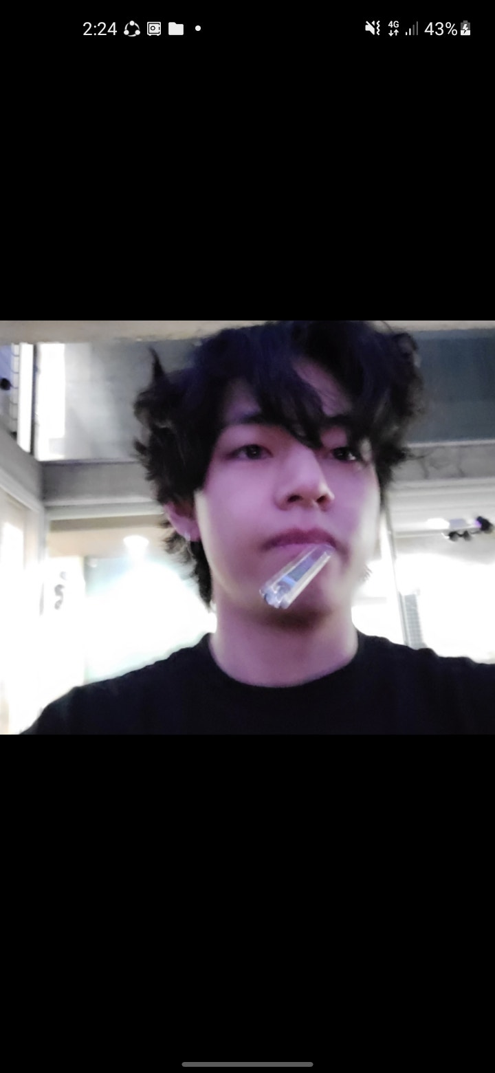 BTS Community Post - * "I think V uploaded a picture and then went to ...