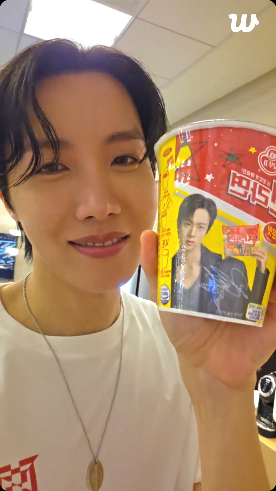 BTS Community Post - 💜ホビちゃん🐿️💜マカオ公演お疲れさまでした‼🌟 お見送りの前に来てくれたのね👍️ ありがとう😆🎶 ...