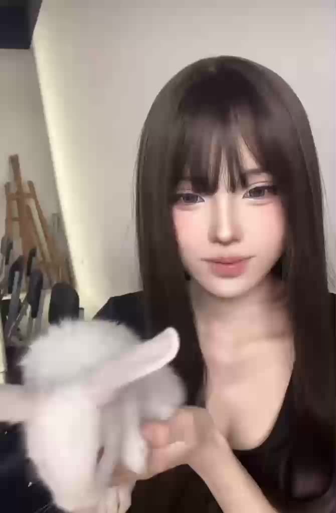 ILLIT Community Post - This is minju 🥳