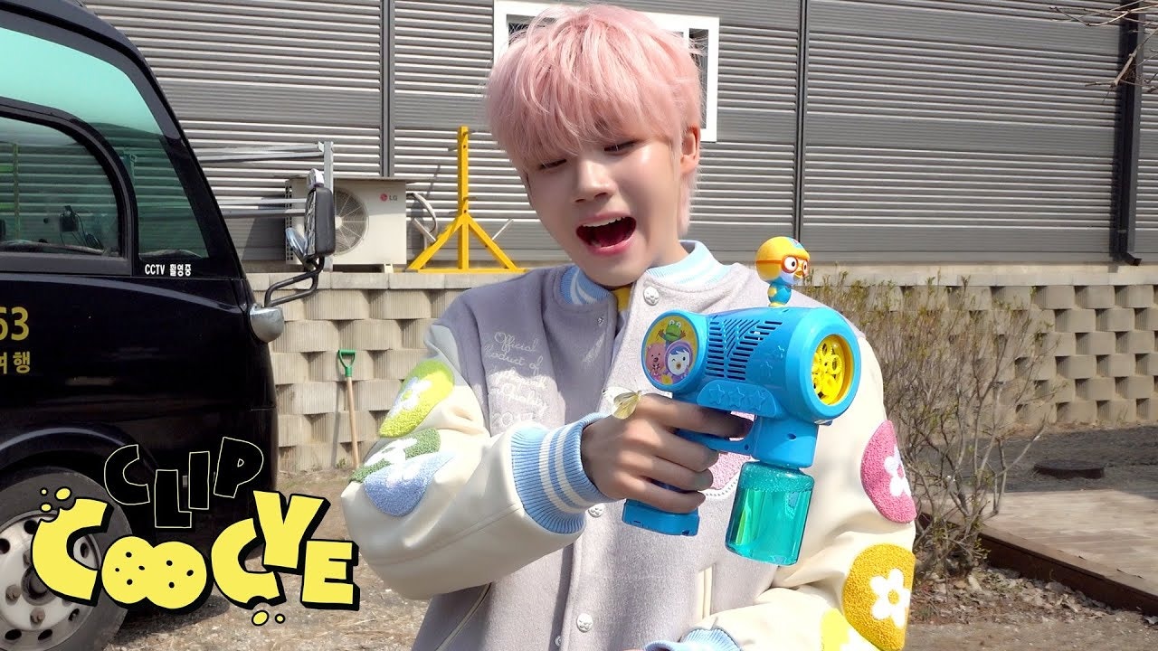 Weverse CLOSE YOUR EYES Media - [Coocye Clip] 07즈의 쉬는시간🐶🦦🦋 | CLOSE YOUR ...