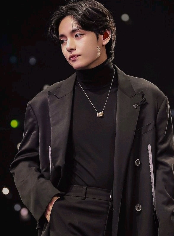 BTS Community Post - the moment I see him my 🌎 lights up..tae baised