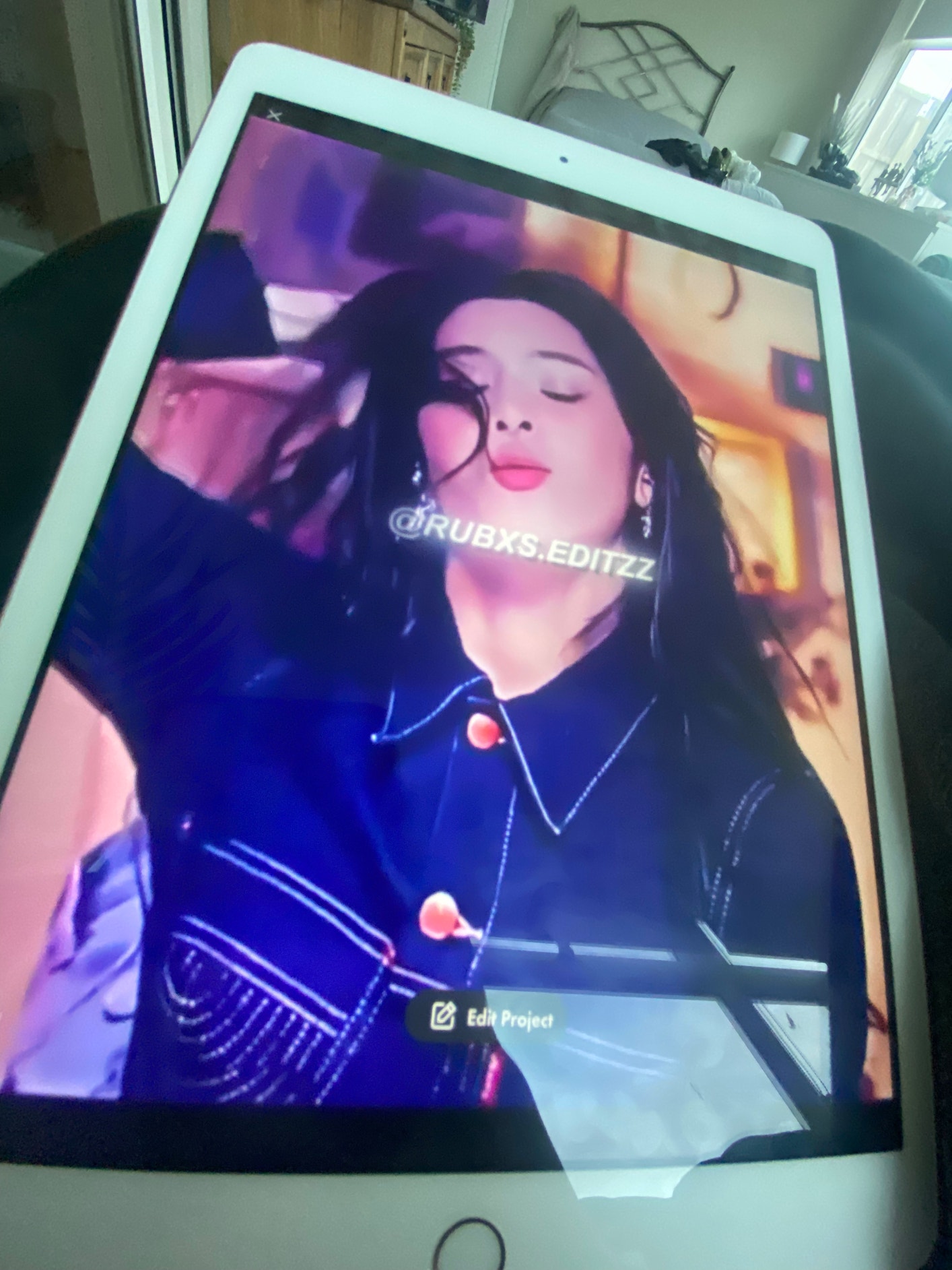 KATSEYE Community Post - GUYS I JUST MADE A SOPHIA EDIT SHALL I POST IT ON HEREEEE ?!?!?!! (btw ...