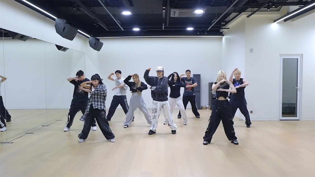 Weverse BAEKHYUN Media - 'Elevator' Dance Practice | 백현 (BAEKHYUN)