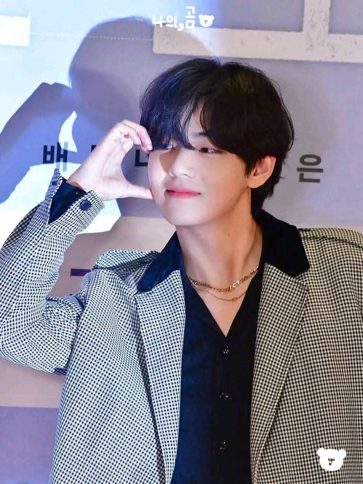 BTS Community Post - D-6 Kim TaeHyung Waiting for his Come back💜🐻🤌🫶