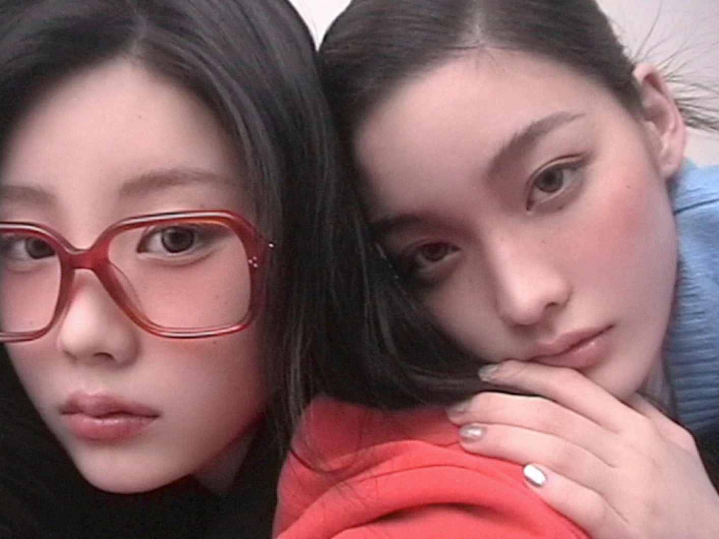 Weverse ILLIT Image - #ILLIT ‘bomb’ Concept Photo (GLLIT Ver.)