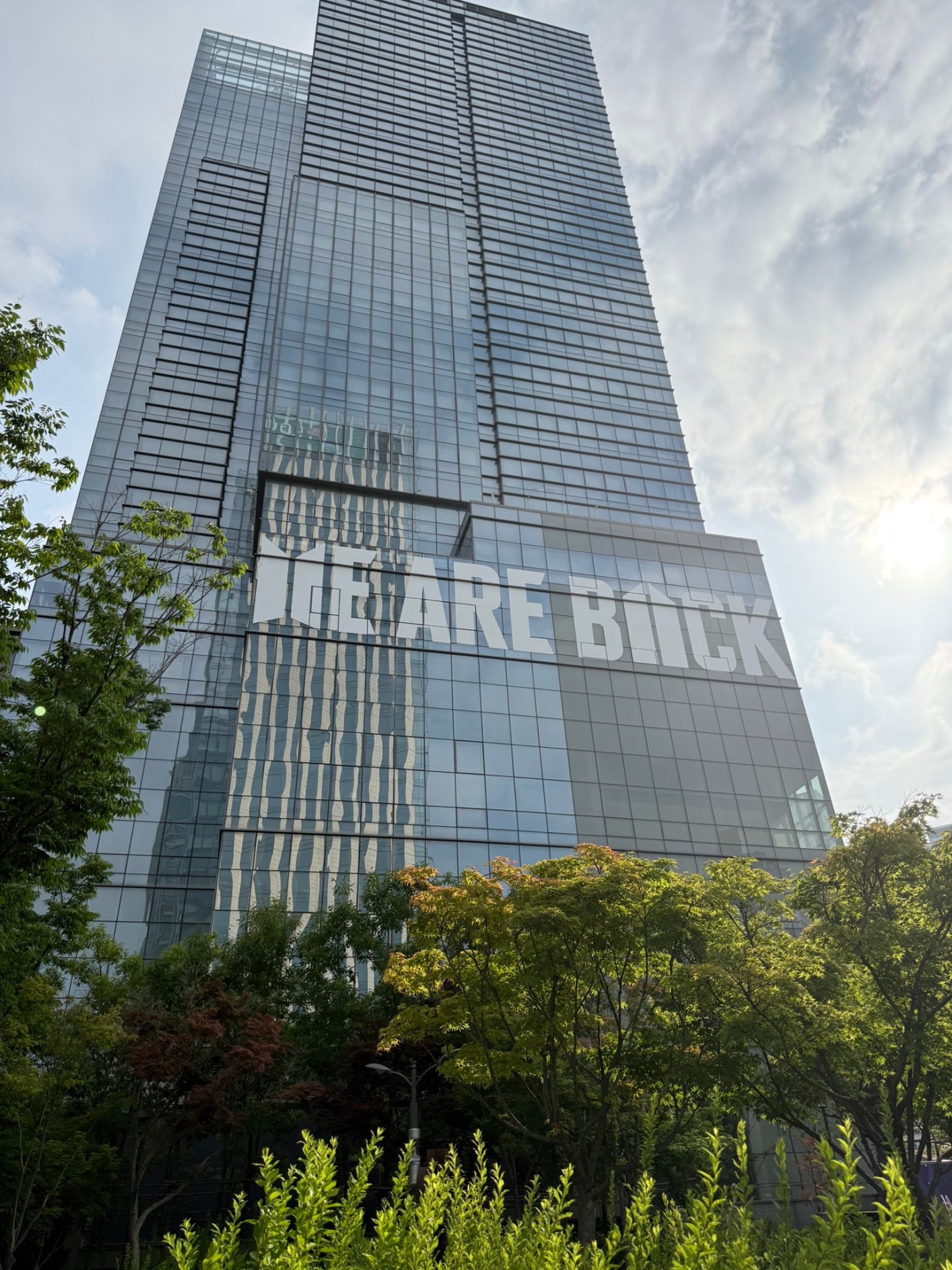 BTS Community Post - เจ้าของตึกตัวจริงกลับมาแล้ว😭 BTS IS BACK BTS IS ...