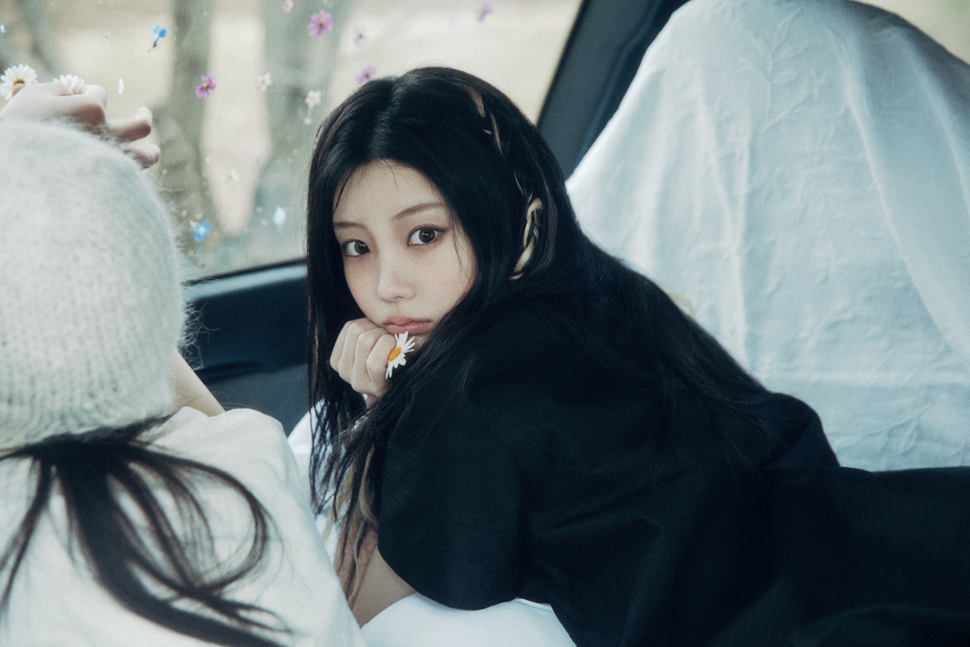 Weverse ILLIT Image - #ILLIT ‘bomb’ Concept Photo (STAR BOMB Ver.) - # ...