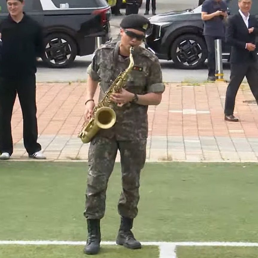 BTS Community Post - KIM NAMJOON E SEU ÍCONICO SAX
