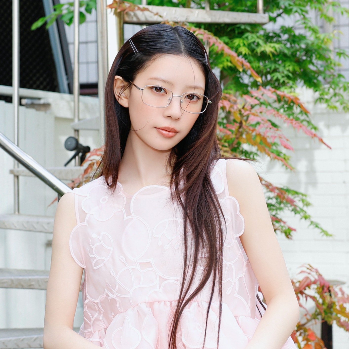 ILLIT Community Post - Moka's insane duality, she looks like a two different person ☕♥️♥️