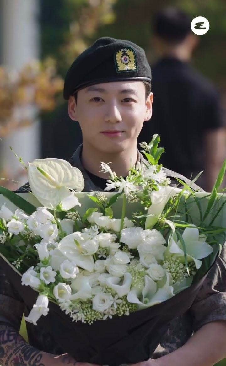 BTS Community Post - welcome back jkkk🐰💜