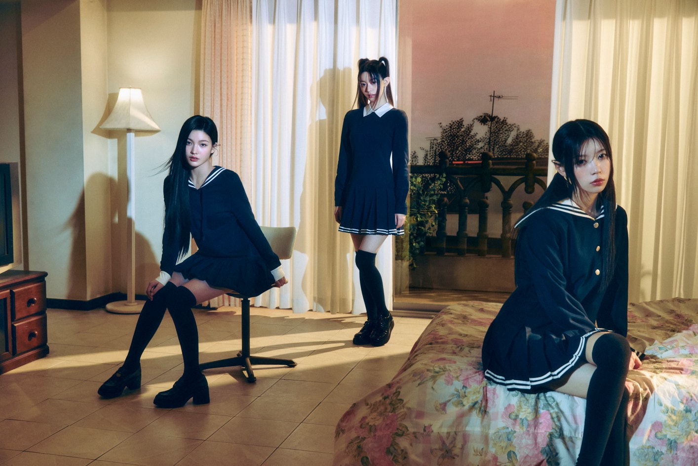 Weverse ILLIT Image - #ILLIT ‘bomb’ Concept Photo (MAGIC BOMB Ver.)