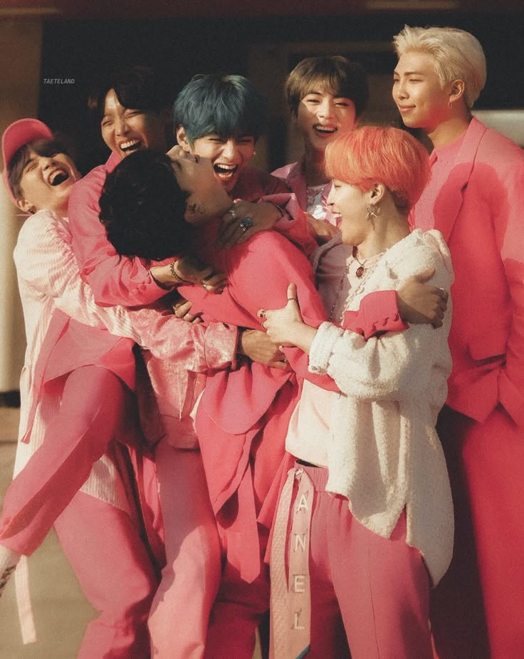 BTS Community Post - Feliz 12 aniversario. BTS.🎉🎊💟 es el mejor grupo que conosi. rapido paso los ...