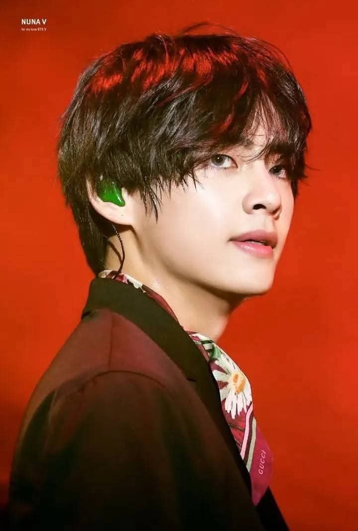 BTS Community Post - Walk like a queen and don't care who the queen is ...