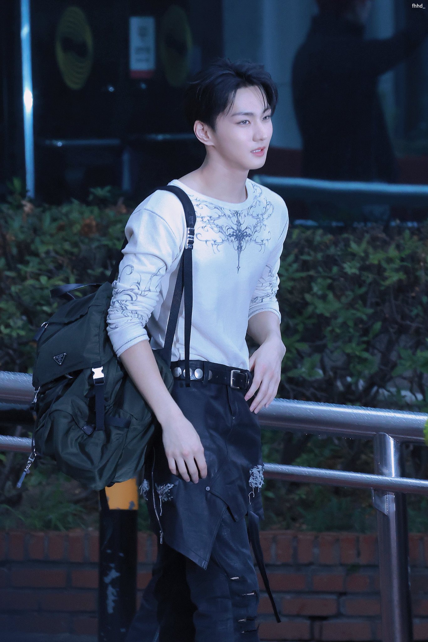 ENHYPEN Community Post - also this good looking wonnie right here 🫠