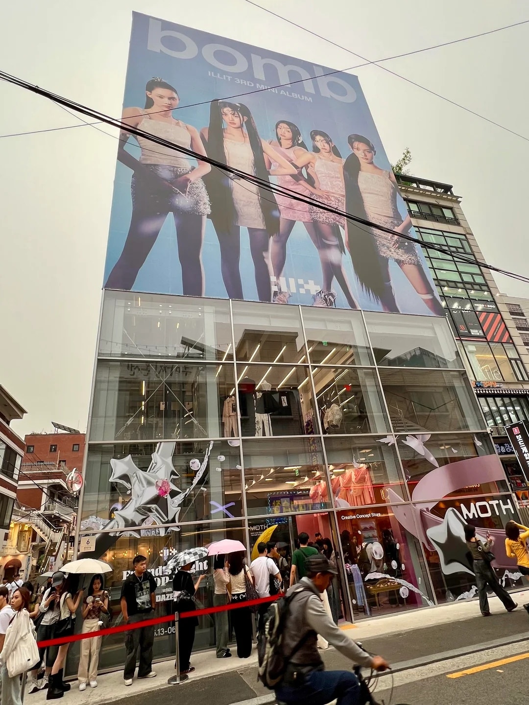 ILLIT Community Post - 여기 ILLIT x DAZED 팝업스토어에서 찍은 사진들이에요~ 📷💭 분위기 너무 예쁘죠 ㅠㅠ 나 이곳 진짜 사랑해요!! 💗