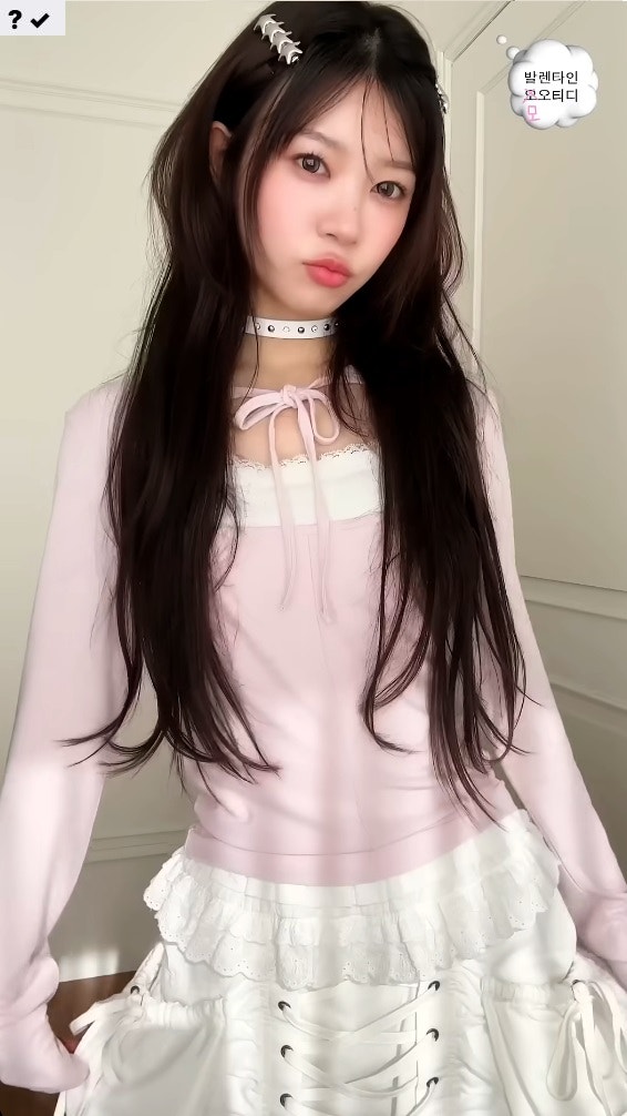 ILLIT Community Post - We got Iroha's Night, Minju's LoL... probably Yunah's Overwatch, Wonhee ...