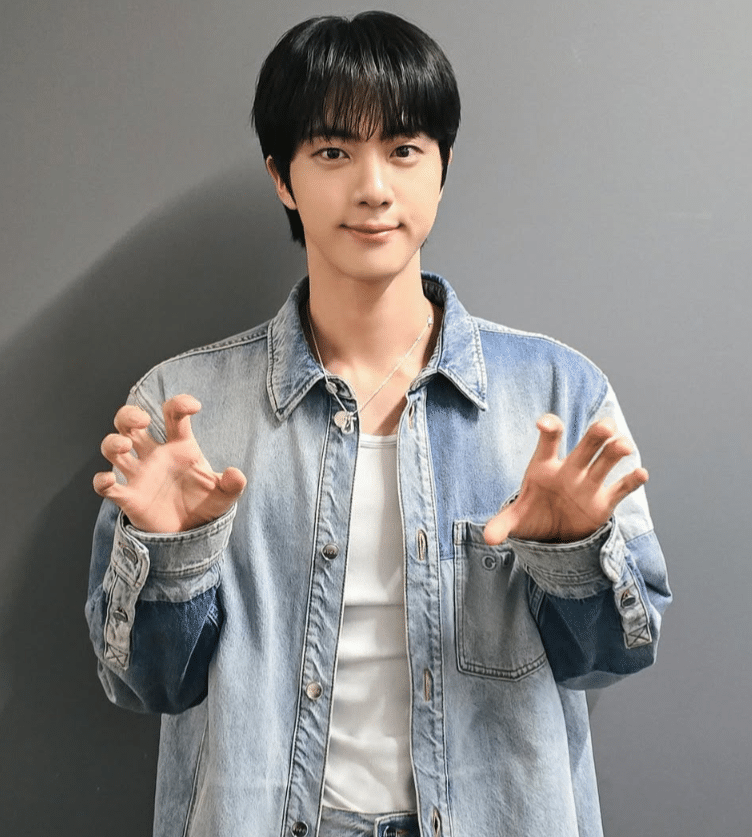 BTS Community Post - JINくん こんばんは🙋 仕事に疲れ😅家のポストを見たら FC更新の特典グッズが 届いてました💜 とても幸せな気持ちになりました💜 ルンルンです🥳 1 ...