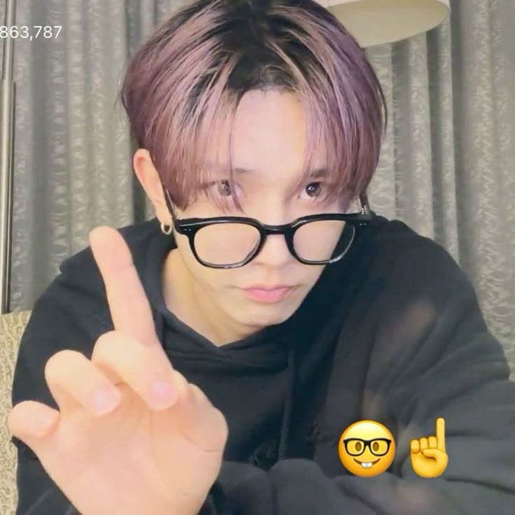 ENHYPEN Community Post - raise one finger if u miss heeseung☝🏼☝🏼