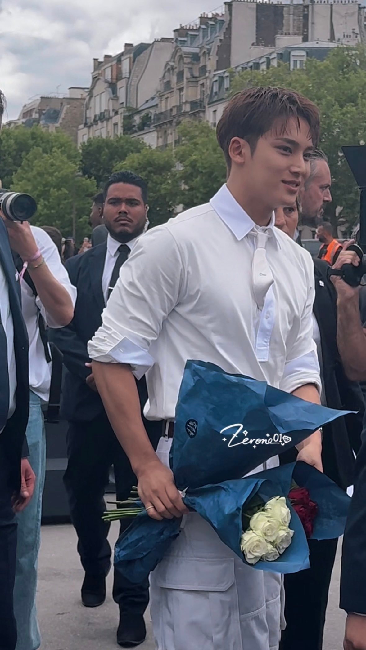 SEVENTEEN Community Post - AHHHHHHHH OUR MINGYU GOT WHITE ROSES AGAIN AND THIS TIME RED ROSES ...