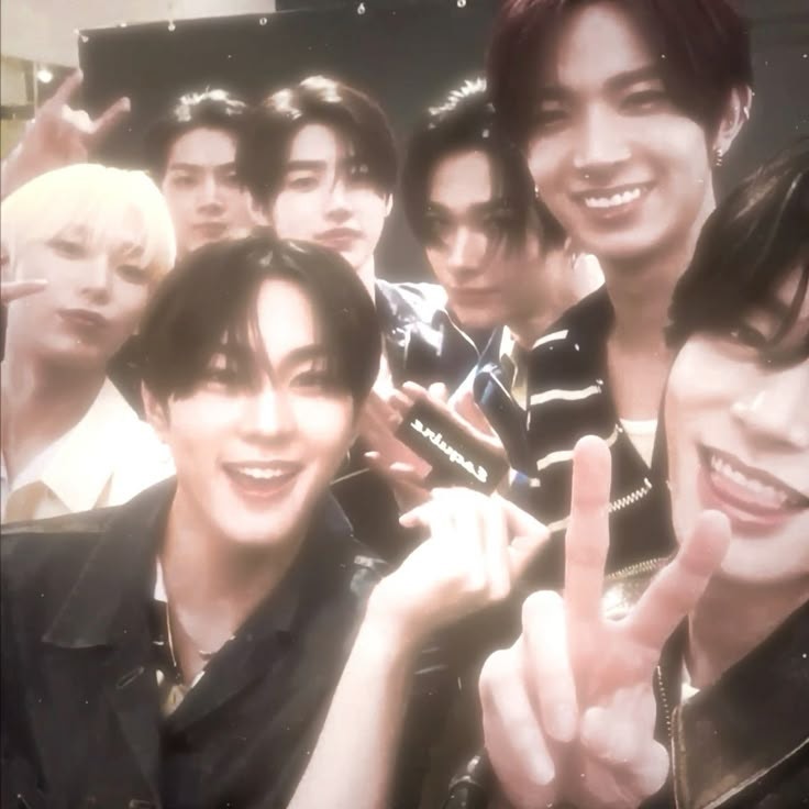 ENHYPEN Community Post - 𝗛𝗜𝗘𝗘𝗘𝗘 𝗠𝗬 𝗗𝗘𝗔𝗥 𝗪𝗘𝗩𝗘𝗥𝗦𝗘 𝗙𝗔𝗠𝗜𝗟𝗬 💗 🥹 I hope you ...